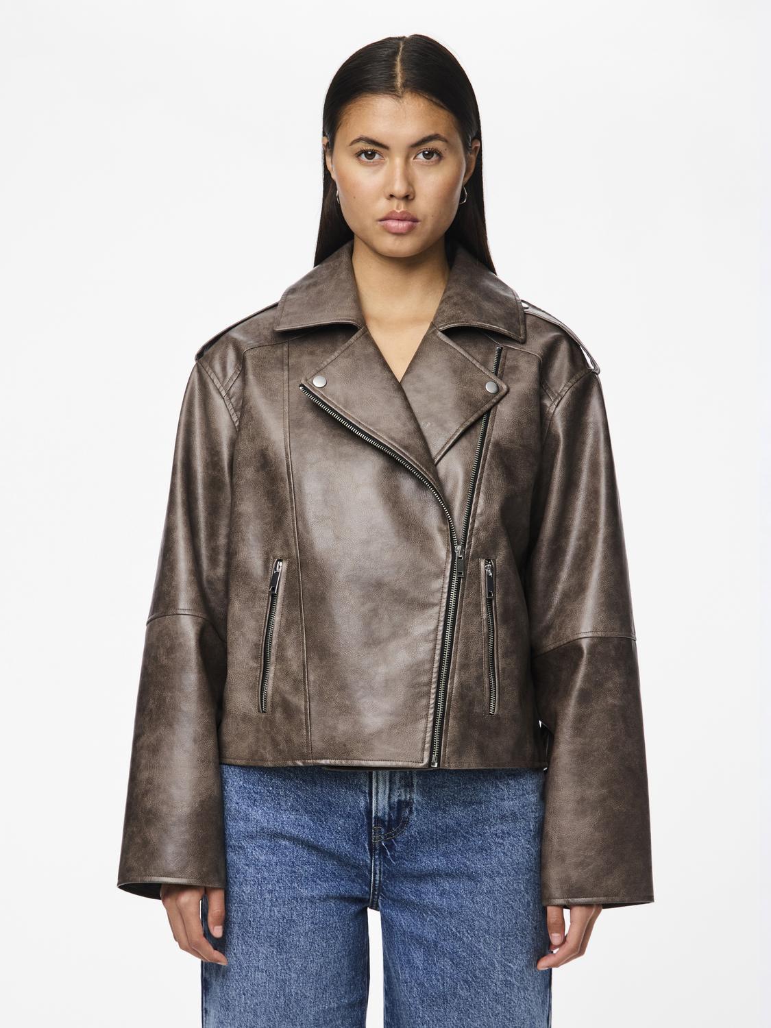 Jacket Pieces Sadie color café, material resistente, varios tamaños